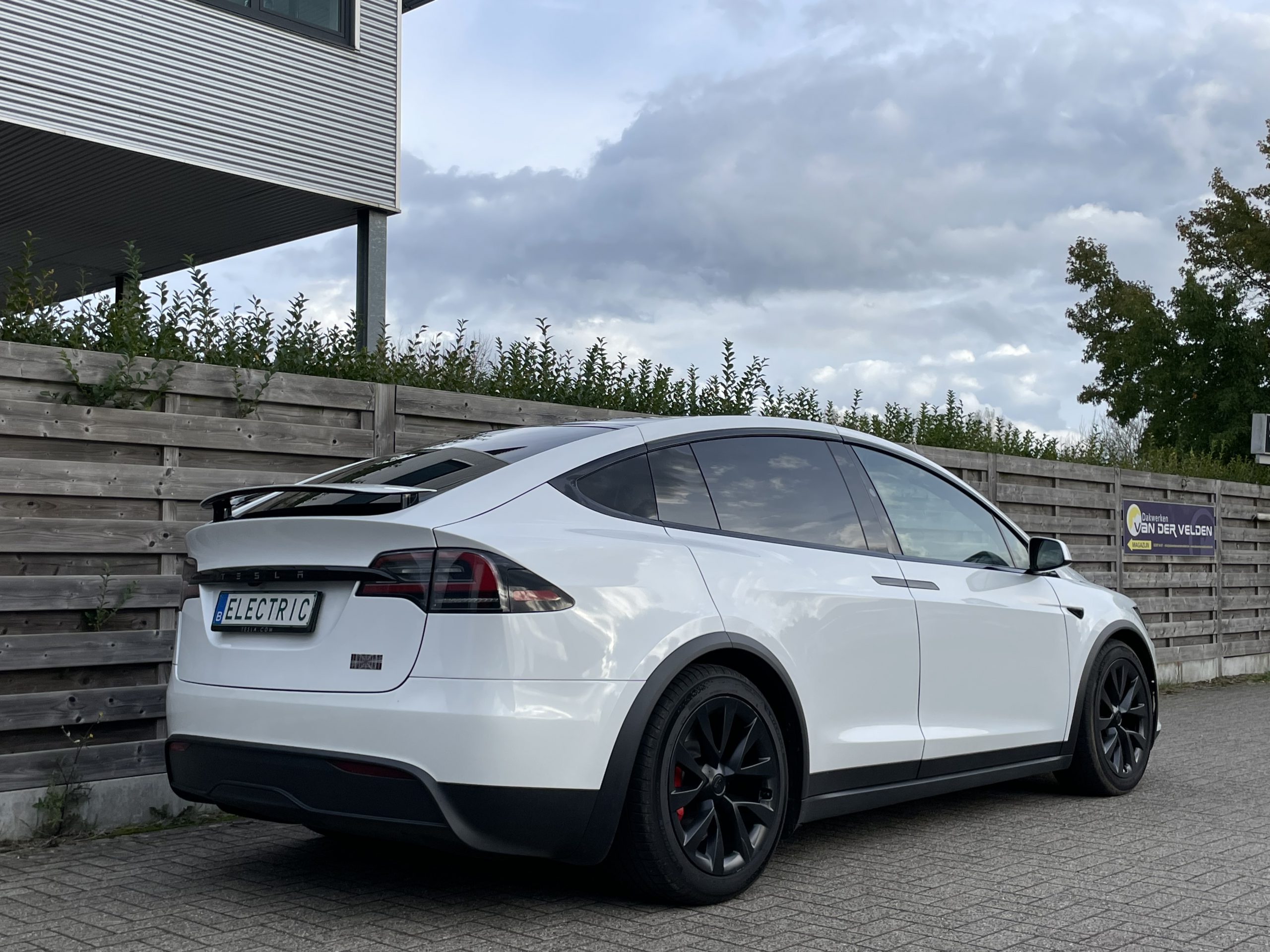 Model X Plaid – Electric Garage